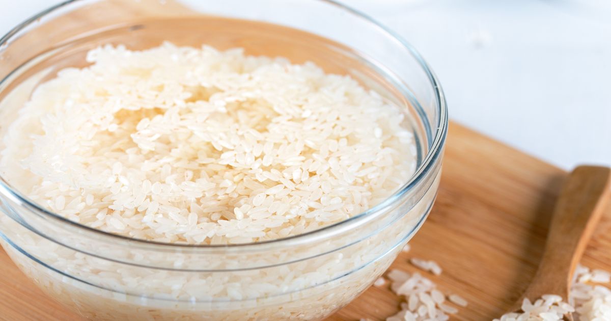 How to Achieve Effortlessly Beautiful Hair With Rice Water - Facty