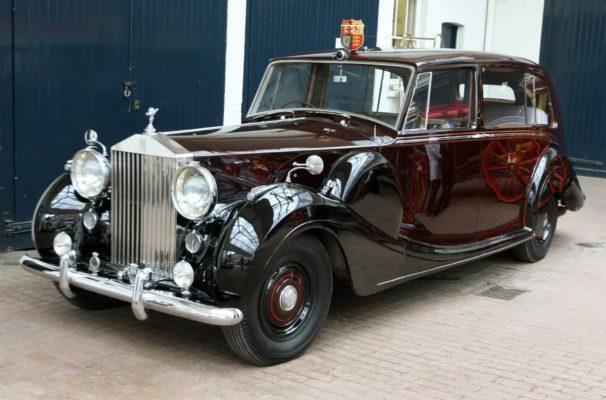 Inside England’s Royal Family Car Collection - Facty